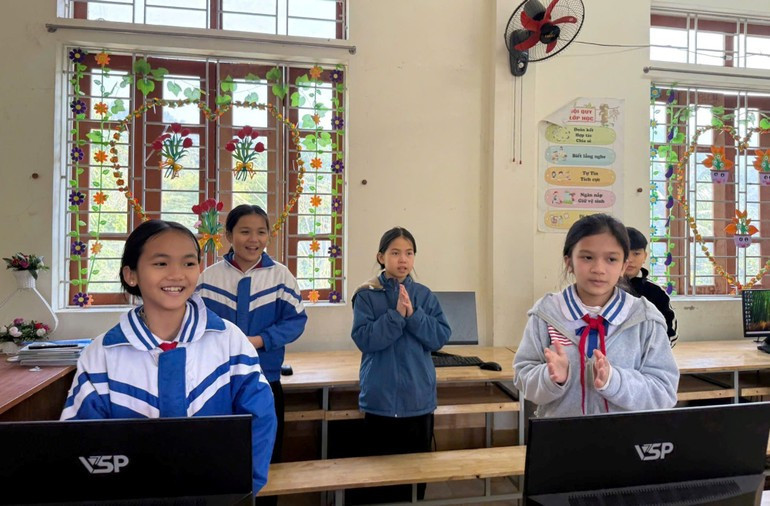 Nhan Dan Newspaper presents meaningful gifts to students in western ...