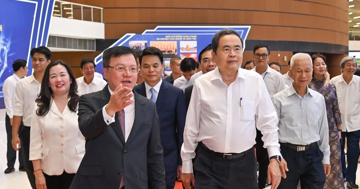 Top legislator visits exhibition booths at National Press Festival 2026