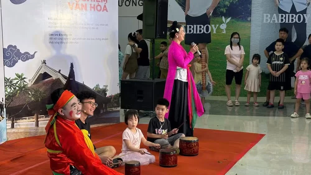 Cheo singing and puppet shows amid urban life