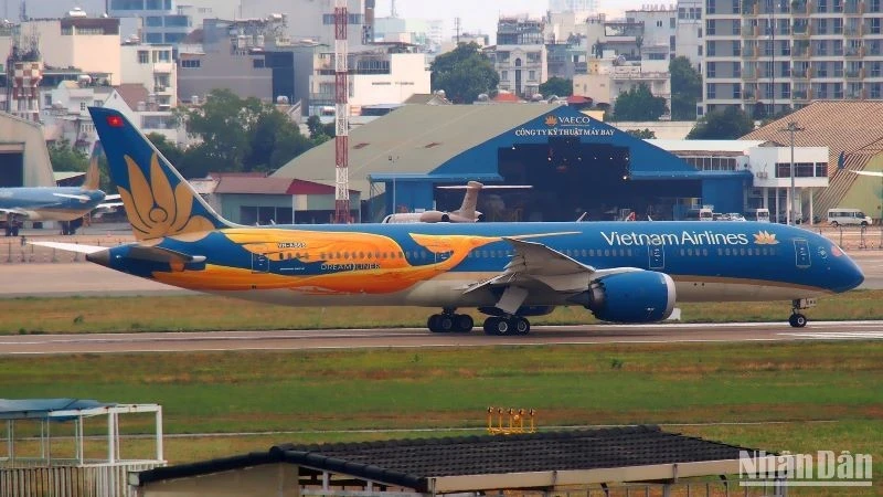 Vietnam Airlines unveils Lac bird-themed livery on Boeing 787-9 ...
