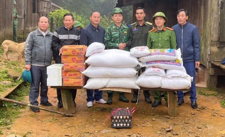 Viet Nam provides food aid to Lao border protection forces isolated by ...