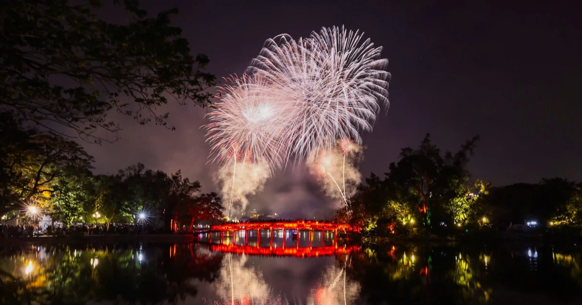 [In Photos] Dazzling fireworks light up Hanoi’s sky to welcome Tet 2025 ...