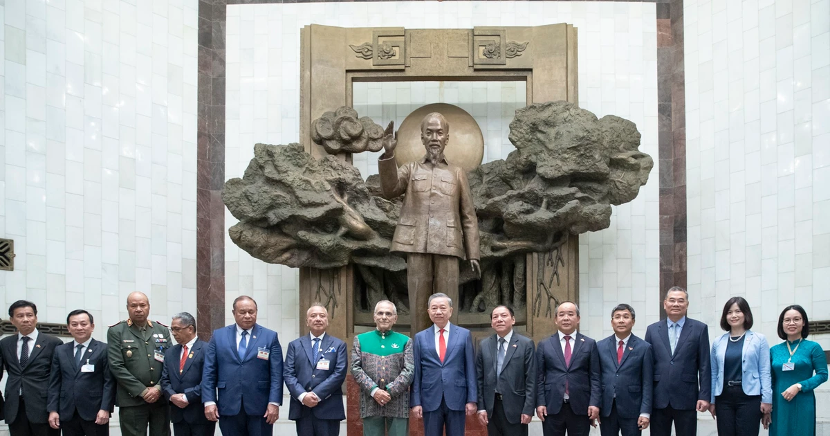 Vietnamese, Timor-Leste Presidents tour Ho Chi Minh Museum | Nhan Dan ...