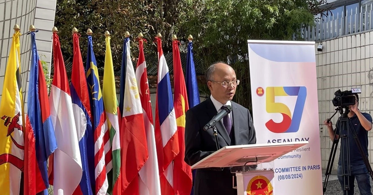Vietnam hoists flag to mark ASEAN anniversary in France | Nhan Dan Online