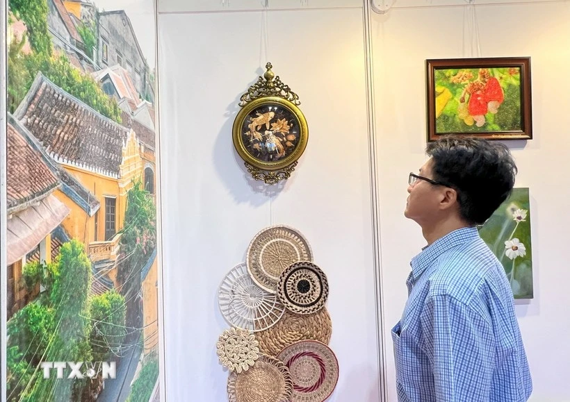 Vietnamese cultural, art products displayed at Hong Kong art expo ...