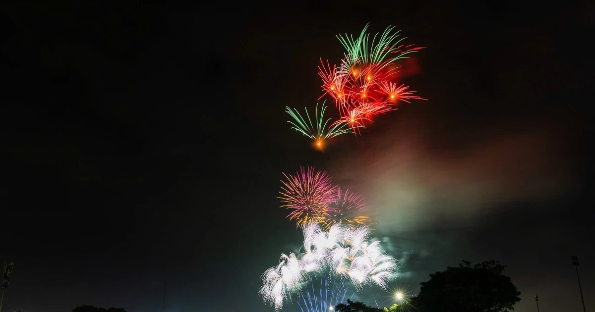 In pictures: Fireworks explode over Ha Noi’s sky to ring in Year of the ...