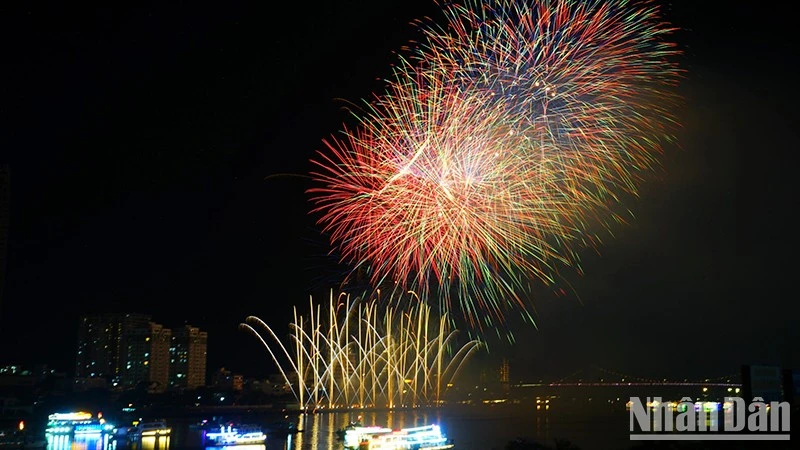 Firework masterpieces from Italy and the US | Nhan Dan Online