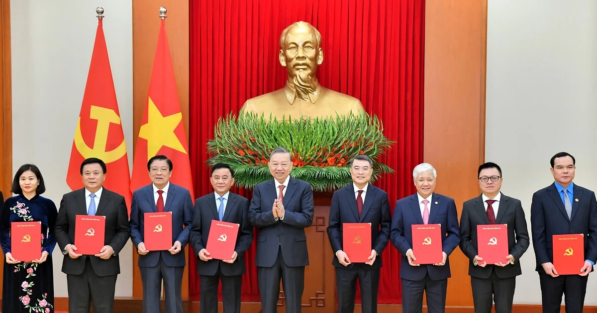 In Pictures: Politburo and Secretariat hold a conference to announce ...