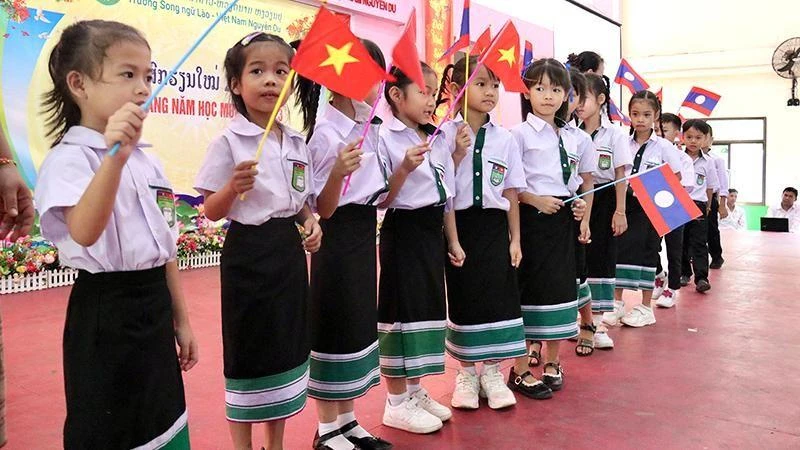 Lao – Vietnamese bilingual school begins new school year | Nhan Dan Online