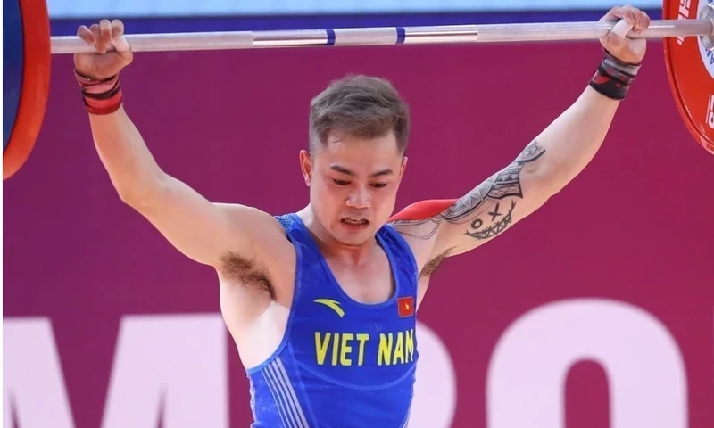 Vietnamese weightlifter wins gold medal at International Weightlifting ...