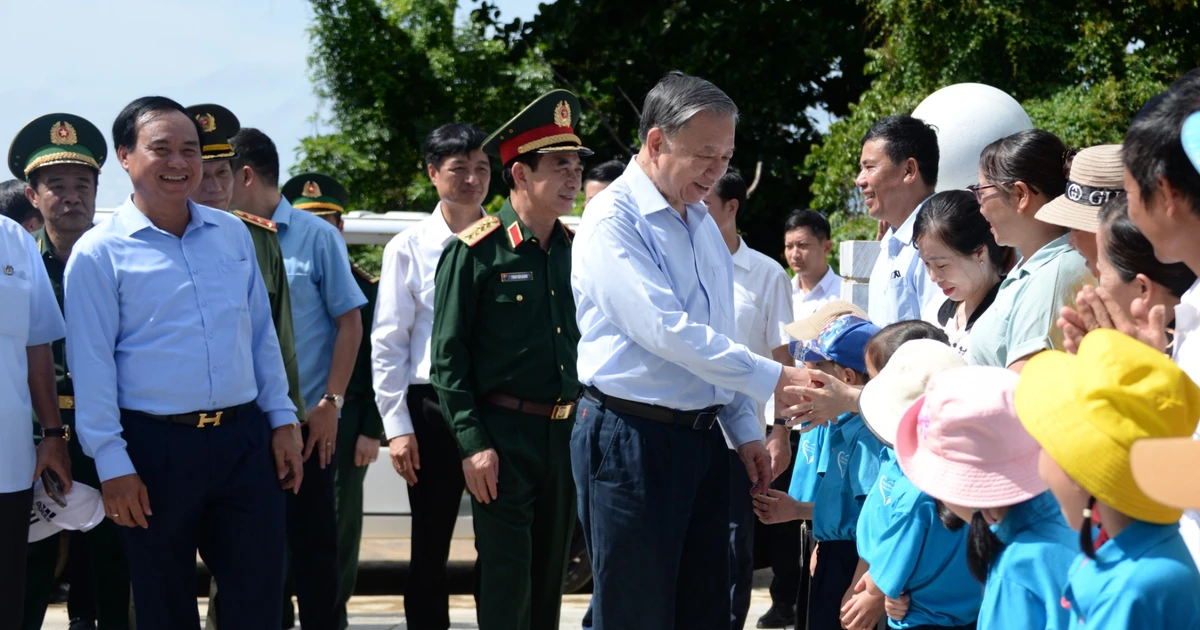 [In Pictures] General Secretary and President visits Con Co Island | Nhan Dan Online