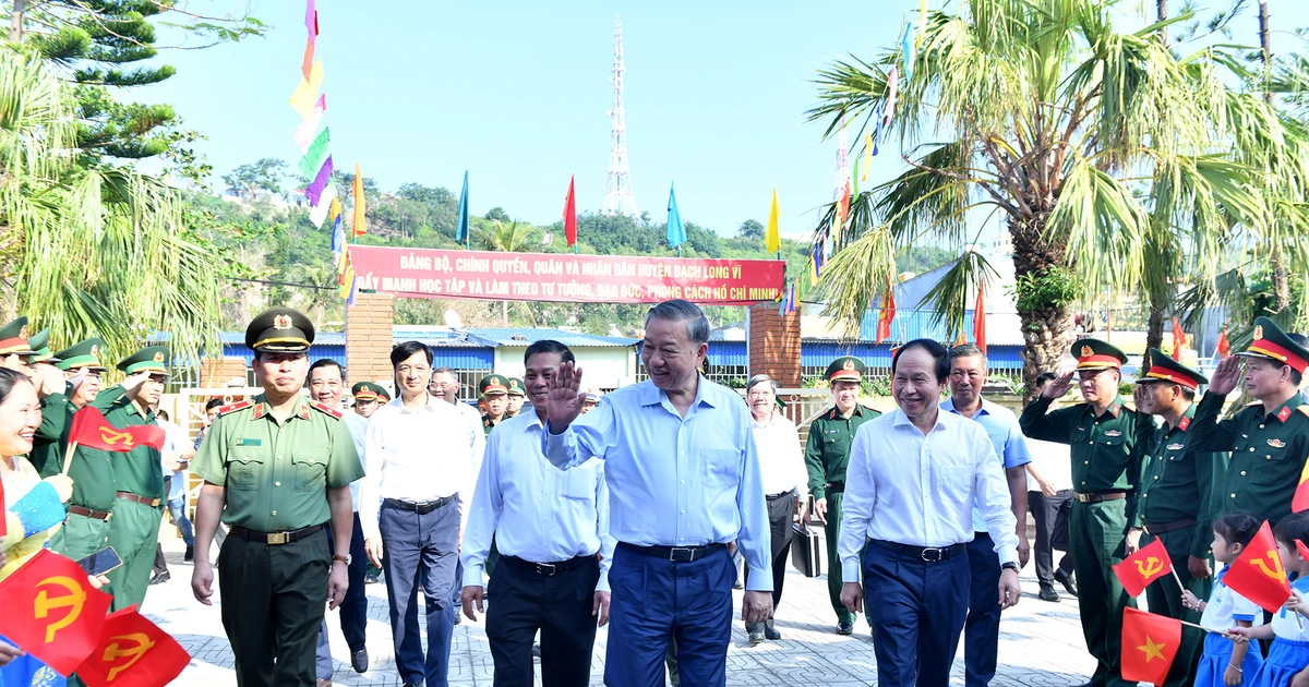 [In Pictures] General Secretary To Lam visits residents, soldiers on Bach Long Vi island | Nhan ...