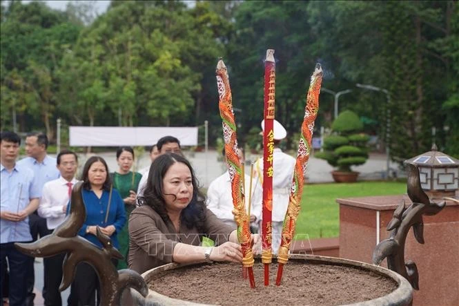 Vice State President pays tribute to martyrs in Con Dao | Nhan Dan Online