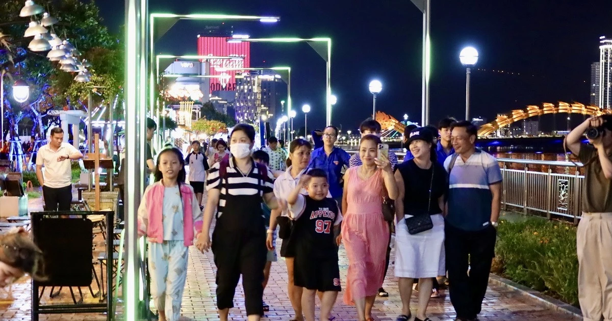 Da Nang opens Bach Dang pedestrian street | Nhan Dan Online
