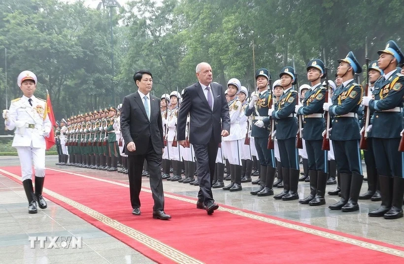 Official welcome ceremony held for Hungarian President in Ha Noi | Nhan ...