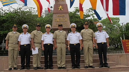Vietnam, Philippine navies meet on Song Tu Tay Island | Nhan Dan Online