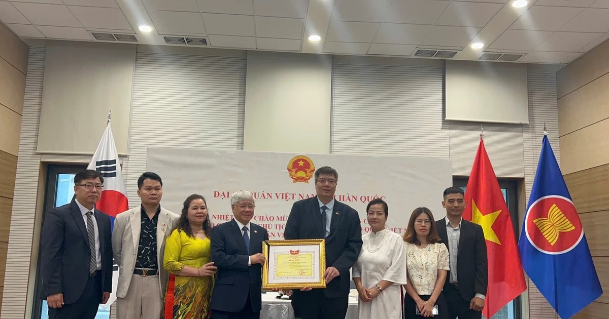 Viet Nam Fatherland Front Central Committee President Do Van Chien ...