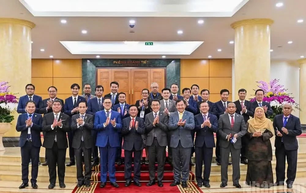 Senior Party official receives representatives of Southeast Asian ...